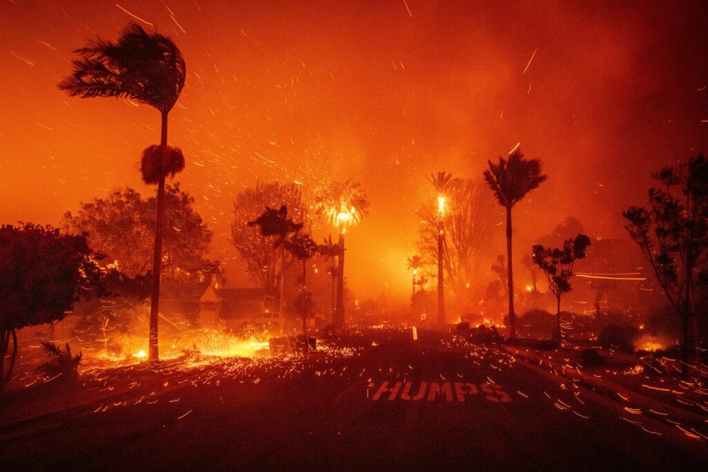 Cháy ngoài tầm kiểm soát khắp Los Angeles, 5 người chết, hàng ngàn ...
